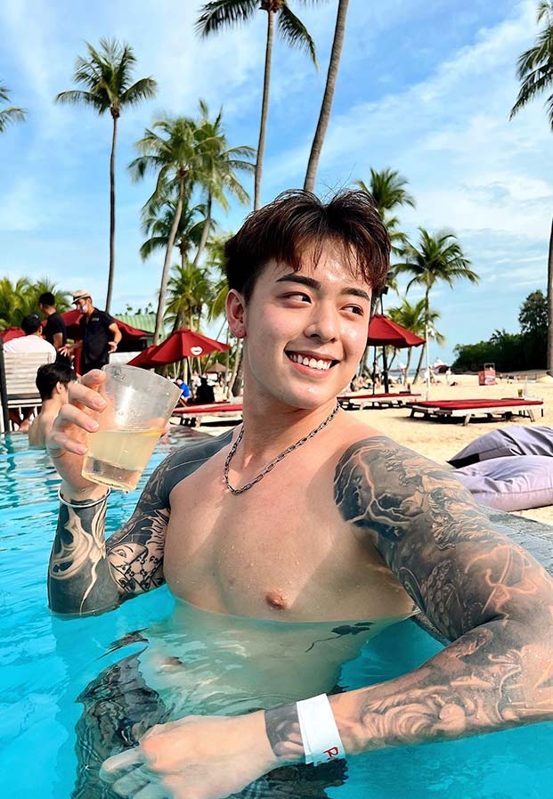 Titus Low เปิดวาร์ปหนุ่มตี๋รอยสักเท่ชาวสิงคโปร์ ชวนสยิว Onlyfans ดังทั่วโลก