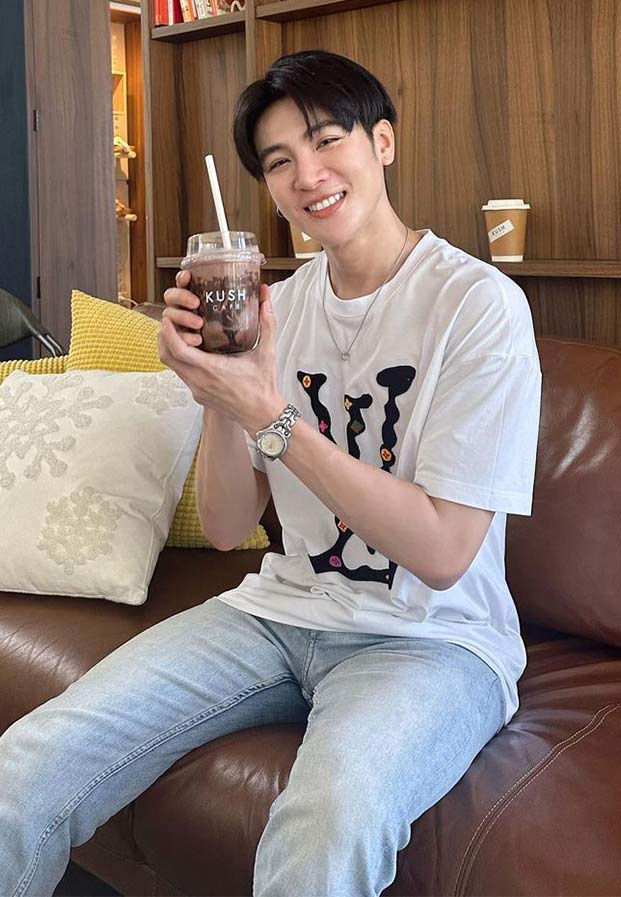 Champ Chatthong เน็ตไอดอลหนุ่มหน้าหวาน ผิวออร่าพุ่งทะลุจอ